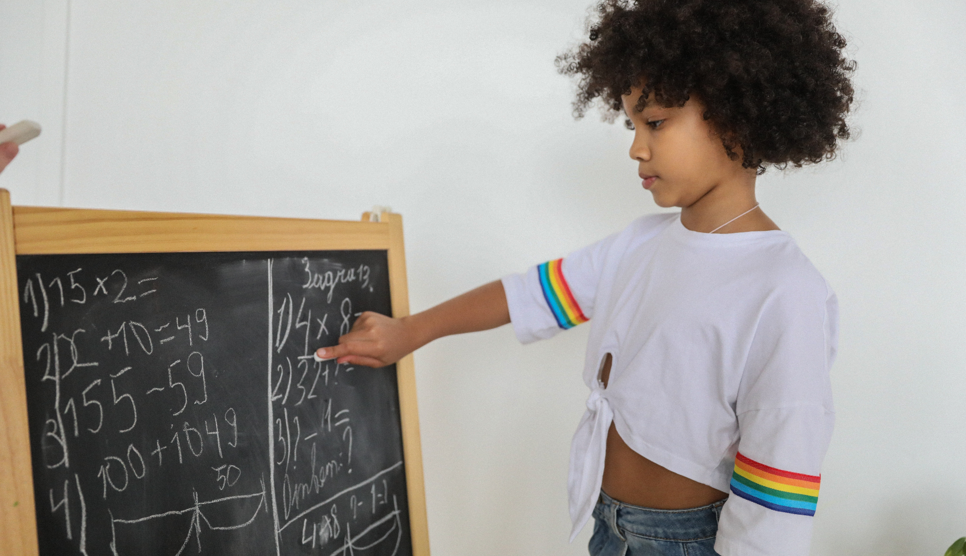 Tafels oefenen met je kind? 5 handige trucs om er thuis aan te werken